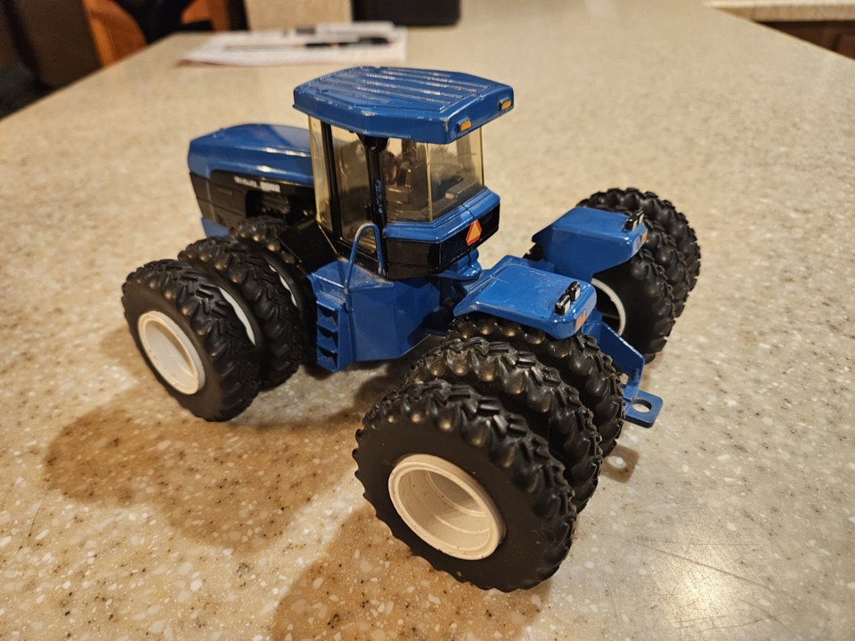 New Holland Versatile 4WD 9882 Farm Tractor w Triple Tires Ertl 1:32 | eBay