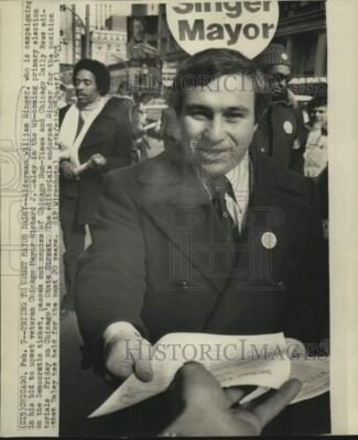 1975 Press Photo Alderman William Singer passes out Chicago Sun Times ...