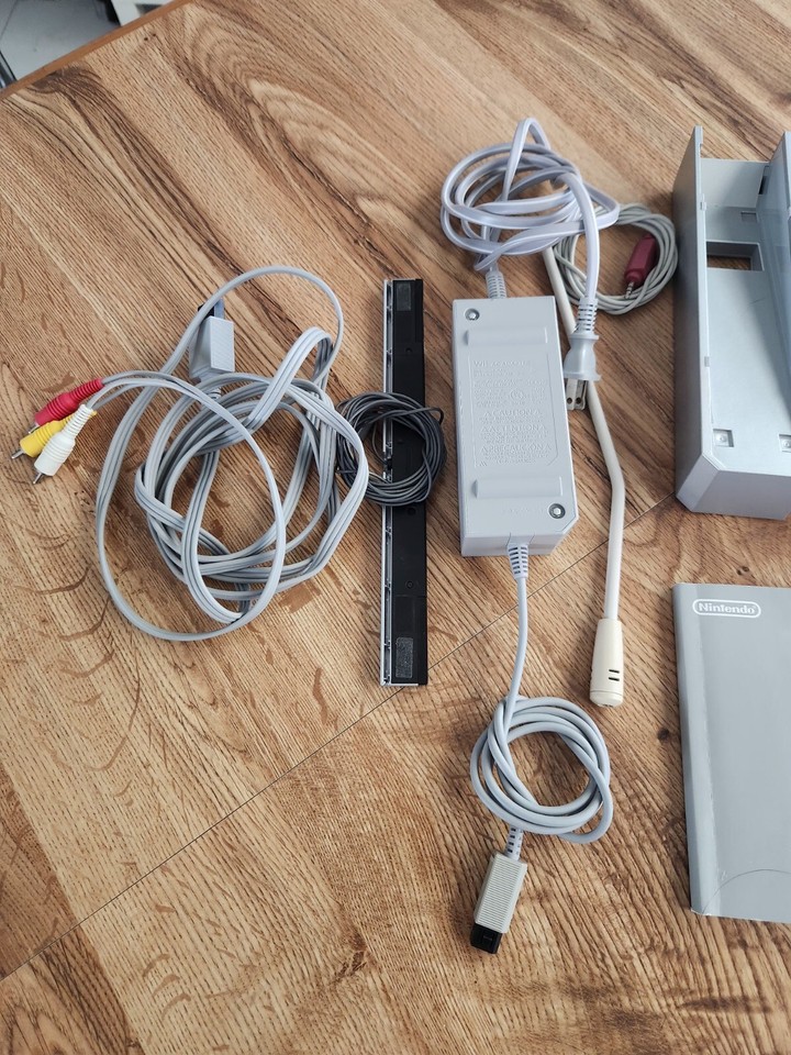 Nintendo Wii White Console with Sensor Bar Wii Remote Cables And Manual ...
