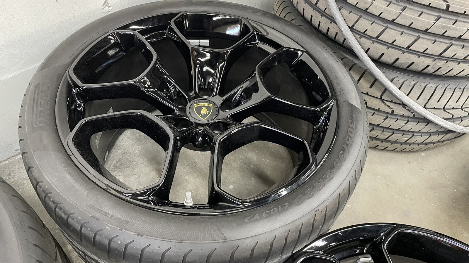 20" Lamborghini Huracan black OEM factory Giano wheels rims w/ Rear ...