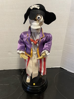 Gemmy Pirate Animated Talking Skeleton Be-Holders Sings Dances Tested ...
