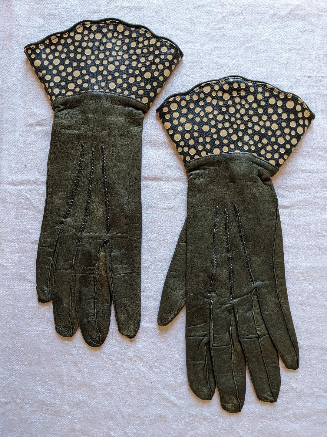 VINTAGE OLIVE GREEN TOOLED LEATHER GLOVES -- FUN, DIF… - Gem