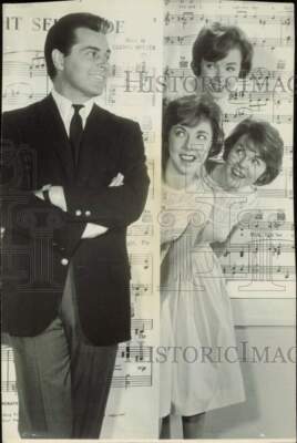 Press Photo Actor and singer Johnny Desmond with the Castle Sisters ...