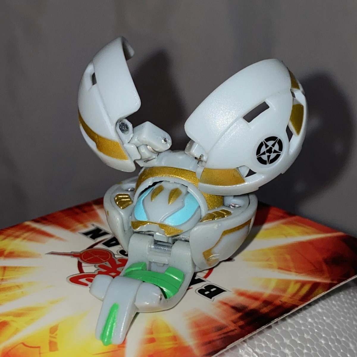 Bee Striker Bakugan