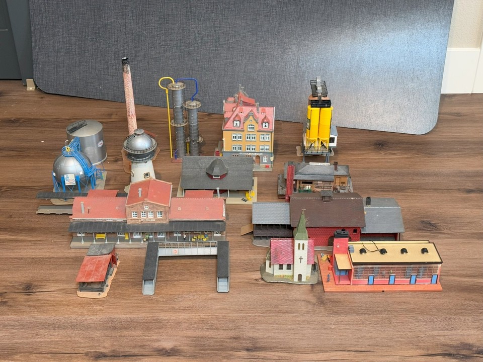 MARKLIN VINTAGE TRAIN COLLECTION WITH TRAINS, TRACK, SCALE FIGURES, AND ...