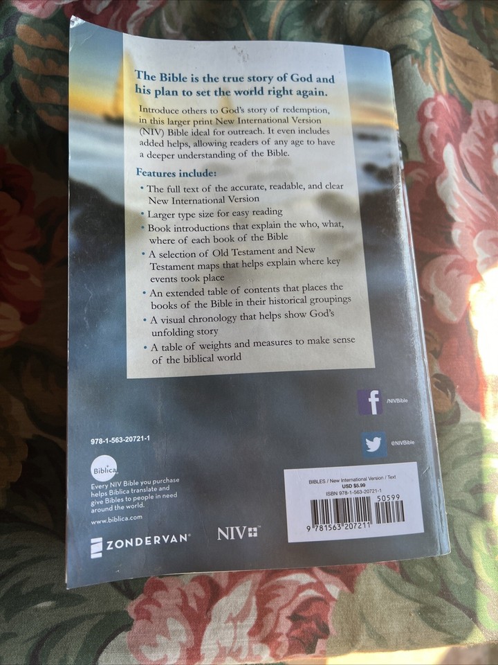 The Holy Bible: New International Version - Paperback - VERY GOOD ...