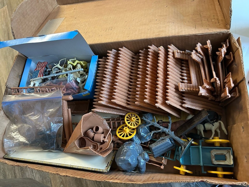 MARX FORT APACHE STOCKADE PLAYSET COMPLETE w/ ORIGINAL BOX & MANY EXTRA ...