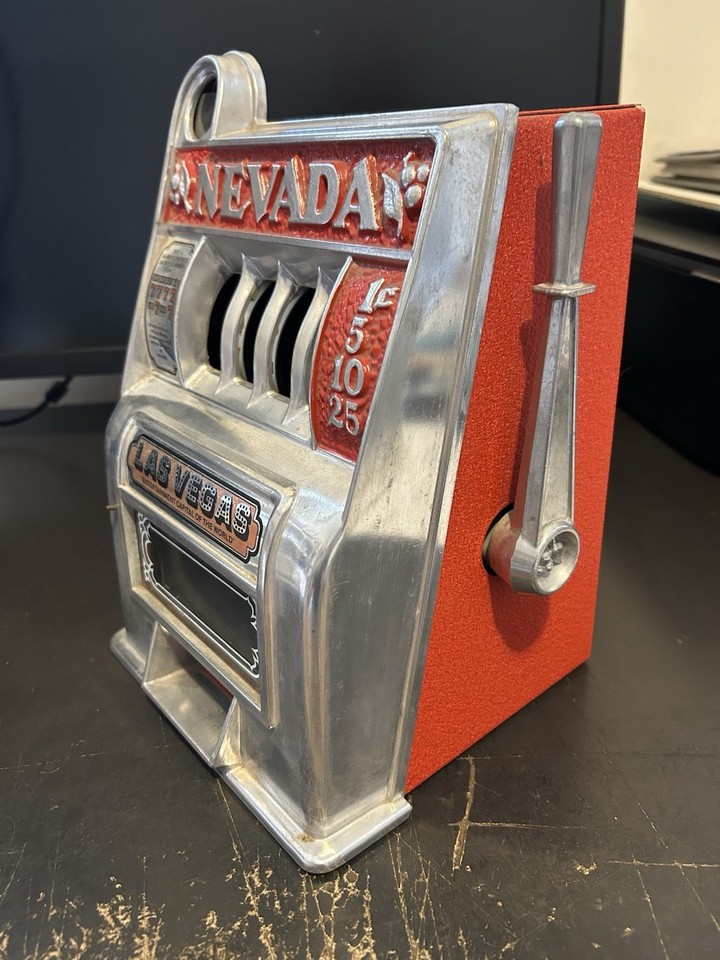 VINTAGE 1960s NEVADA LAS VEGAS WORKING METAL MINI SLOT MACHINE TOY ...