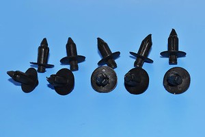 10 X FORD FOCUS BLACK PLASTIC RIVET TYPE BODY TRIM PANEL FASTENER CLIPS ...