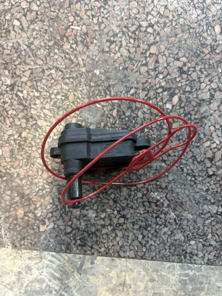 Fuel Filler Flap Actuator 4L0862153 For Audi A1 A3 A4 A5 A7 A8 Q3 Q7 S3 ...