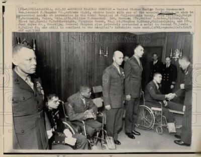 1968 Press Photo General Leonard Chapman honors wounded Marines in ...