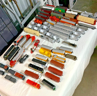 HO MODEL Railroad COMPLETE Set 10 engines (4 tandem sets) 54 cars ...