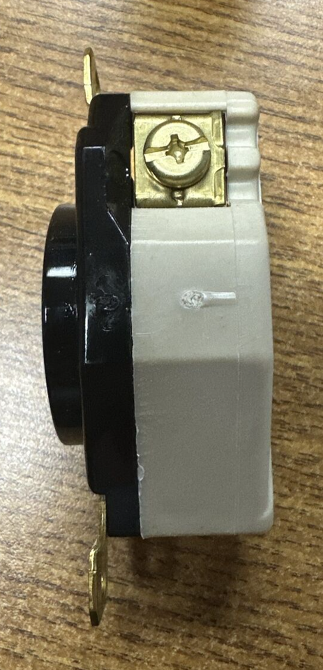 HUBBELL HBL2620 30A 250V 2P 3W GROUNDING TWIST LOCK RECEPTACLE *NEW IN ...