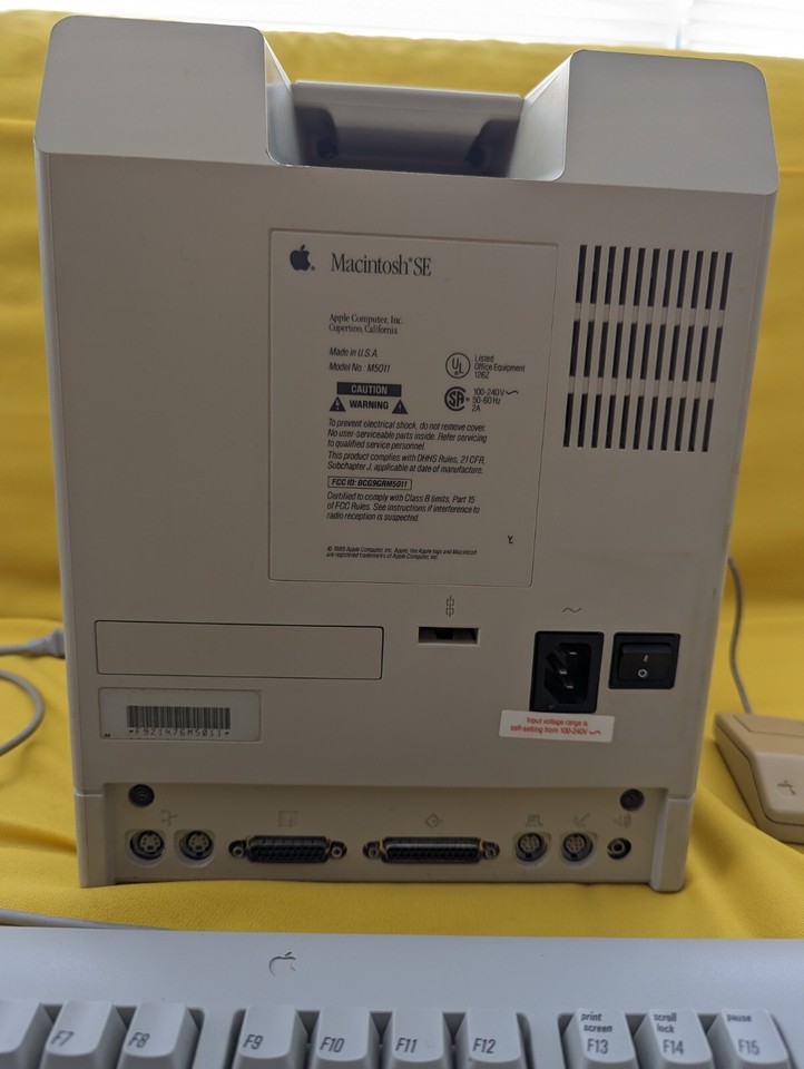 Apple Macintosh SE Works! M5011. With Keyboard And Mouse. Screen ...