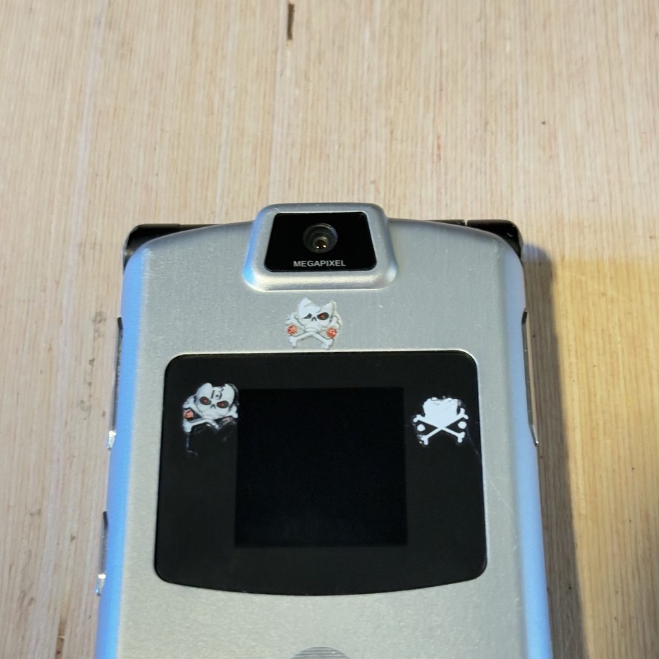 Motorola RAZR V3M Silver Flip Phone Turns On “UNTESTED” Buy/Sold As Is ...