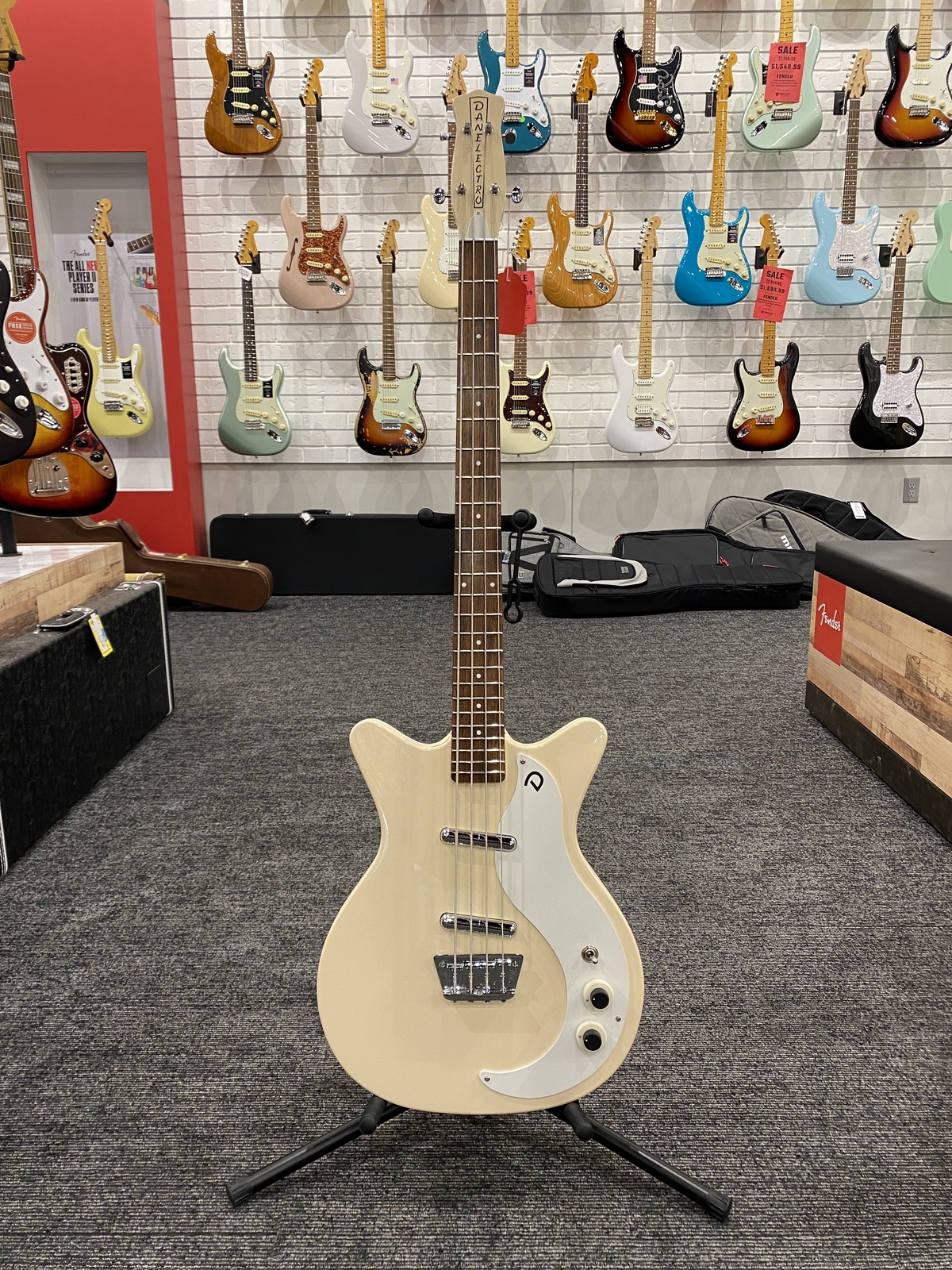 Very Good Danelectro 59DC Short Scale 4-String Electric Bass Guitar ...