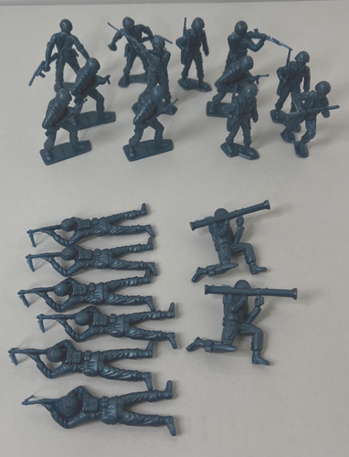 Toys...Vintage Lot Of 20 MPC WWII Plastic Toy Soldiers 2" Blue | eBay