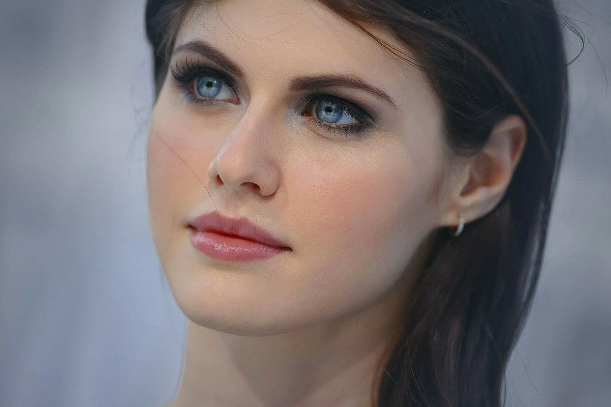 Alexandra Daddario Eyes Color