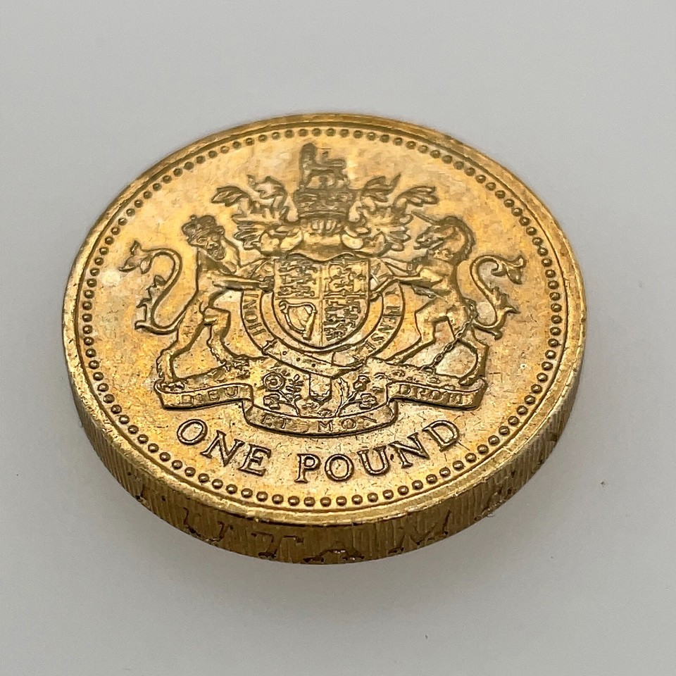 BU. 1983 UK Queen Royal Arms One Pound Coin Error "DECUS ET TUTAMEN ...