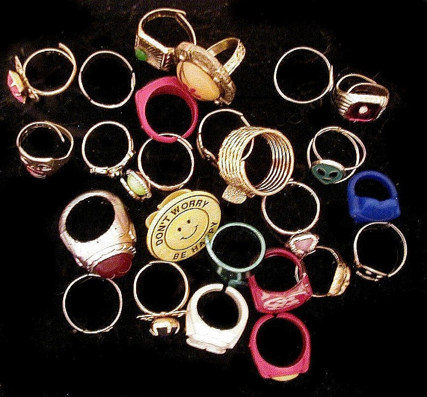 25 Vintage GUMBALL RINGS Vending Toy Prize Metal Plastic Hong Kong LOT ...