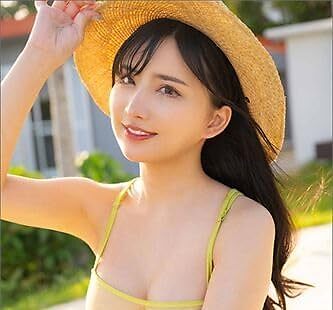 Japanese sexy actress Karen Yuzuriha 2024 desktop calendar A5 28P 11349 | eBay