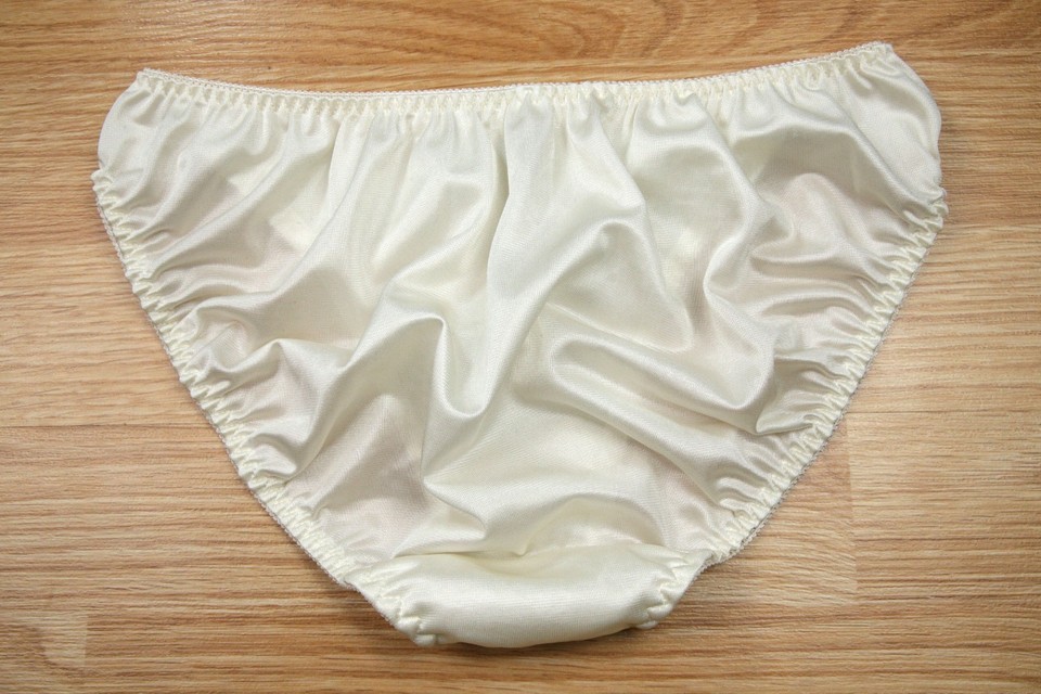 VINTAGE JAPANESE NYLON SHINY SLIPPERY PRETTY CUTE OFF WHITE PANTY SMALL ...