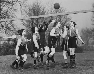 Footballers for the Hayes United Women's Football Club pract - 1938 Old Photo 1 | eBay