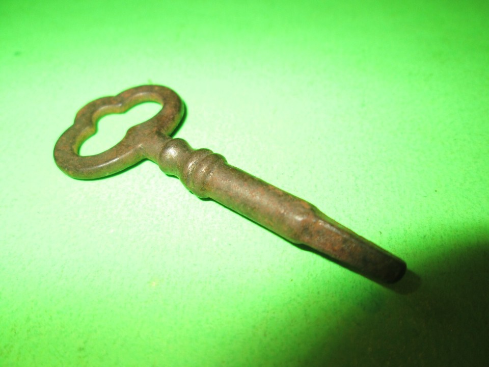 VINTAGE SEWING MACHINE KEY HAS 4 SIDES MANY MORE KEYS LISTED HERE ...