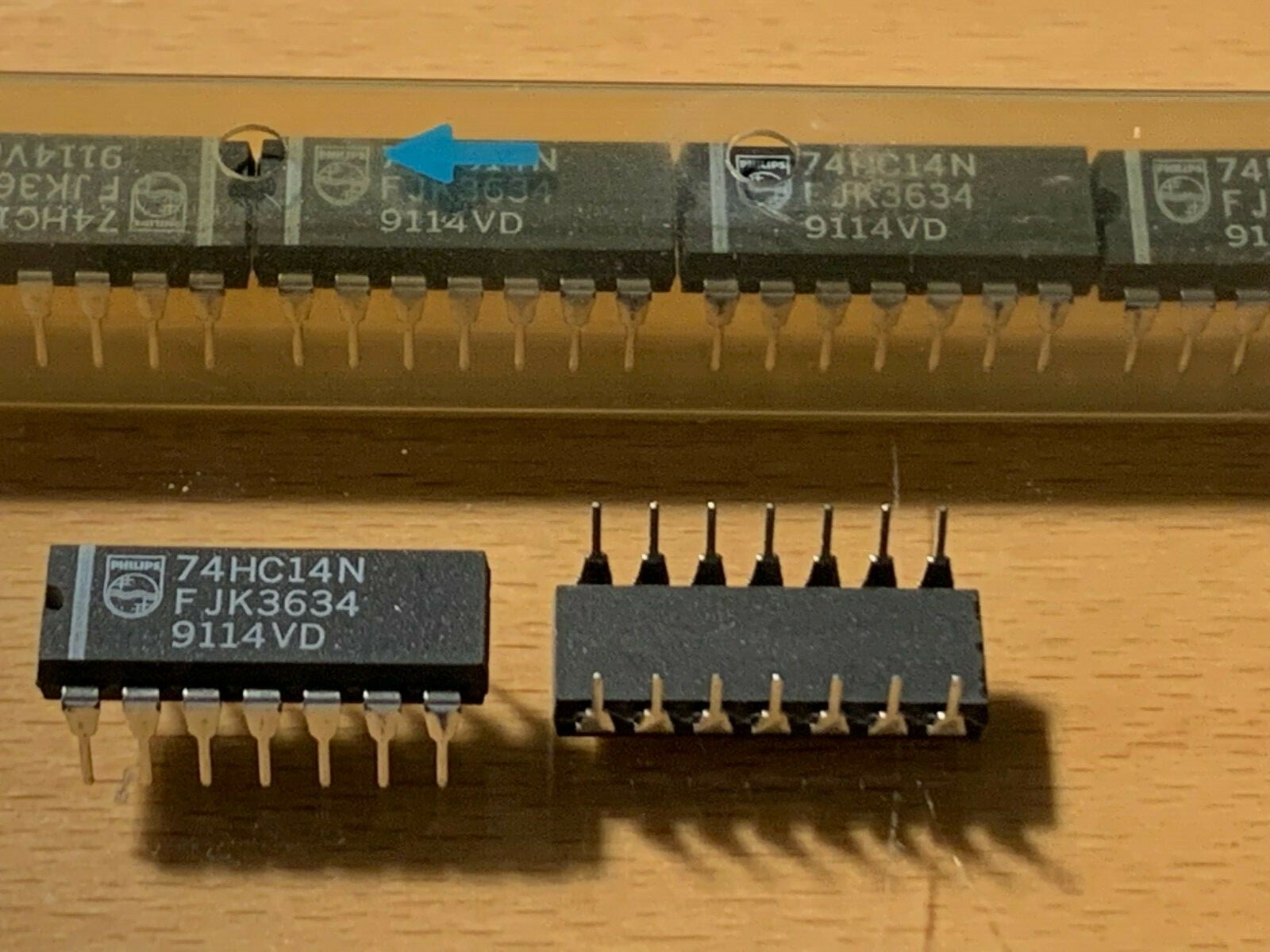 74HC14N - Philips IC - Hex Schmitt-Trigger Inverters, DIP14. | eBay