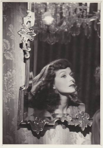 1940er Schauspielerin Elfe Gerhard vor dem Spiegel, von Hämmerer, mit ...