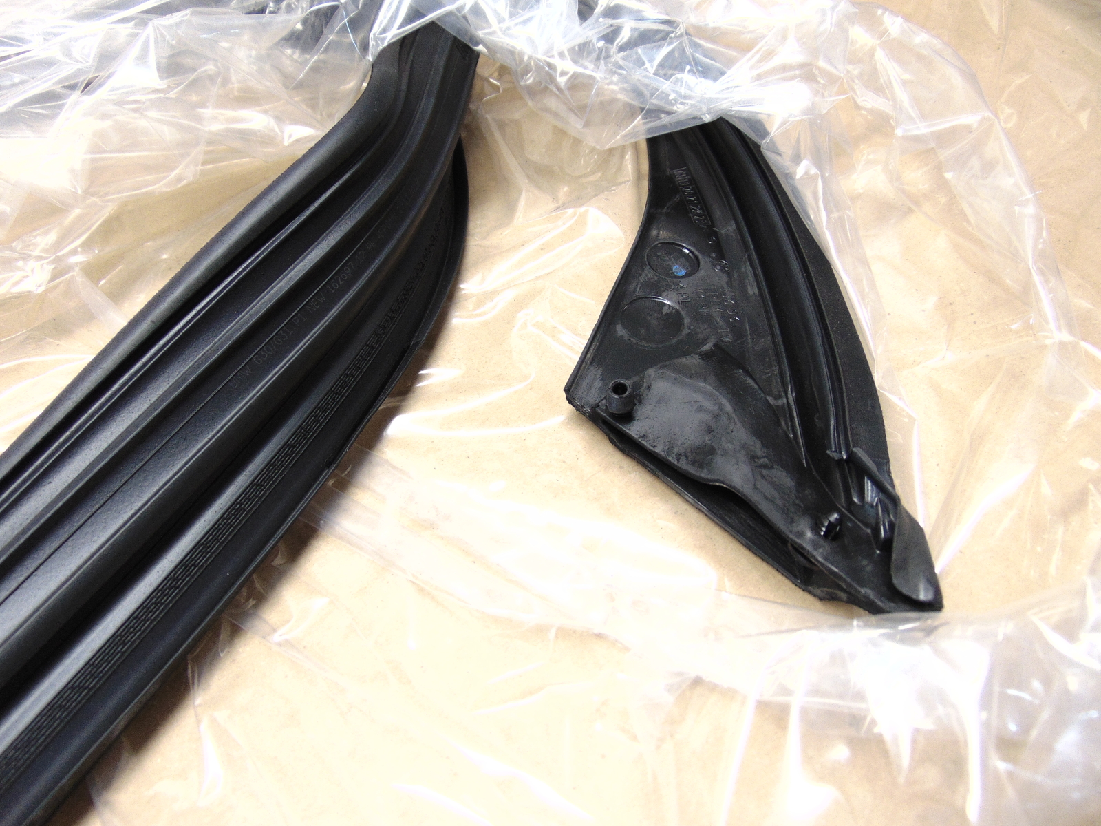 New Genuine BMW 5 Series G30 G31 M5 F90 Front Right Window Guide Rubber ...
