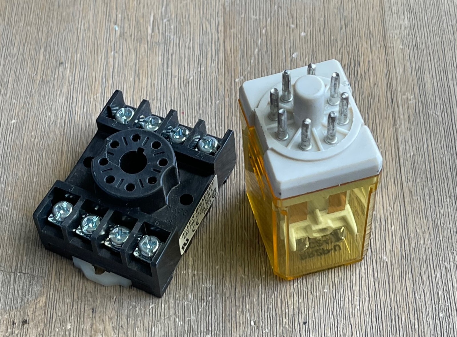 IDEC RR2P-U RELAY 24VDC 8 PIN WITH ALLEN BRADLEY 700-HN125 SER A SOCKET ...