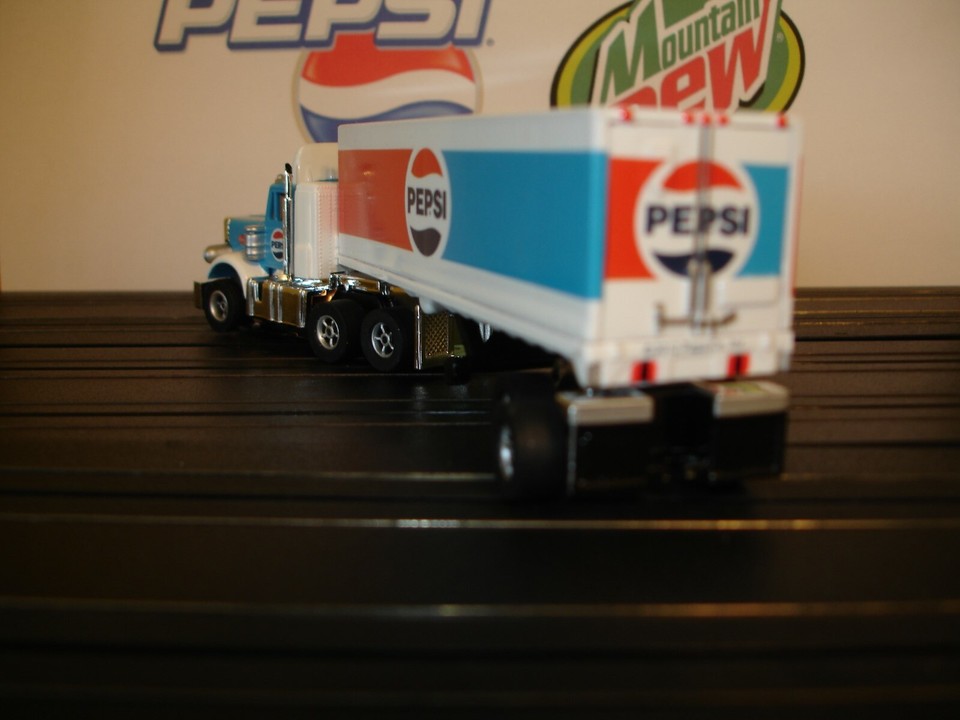AUTO WORLD ~ Peterbuilt Pepsi Racing Rig with Trailer ~Also Fits AFX ...