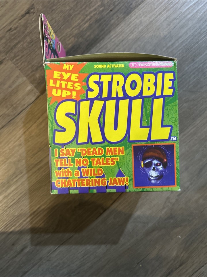 Trendmasters Halloween Strobie Pirate Skull Sound Light Chattering Jaw ...