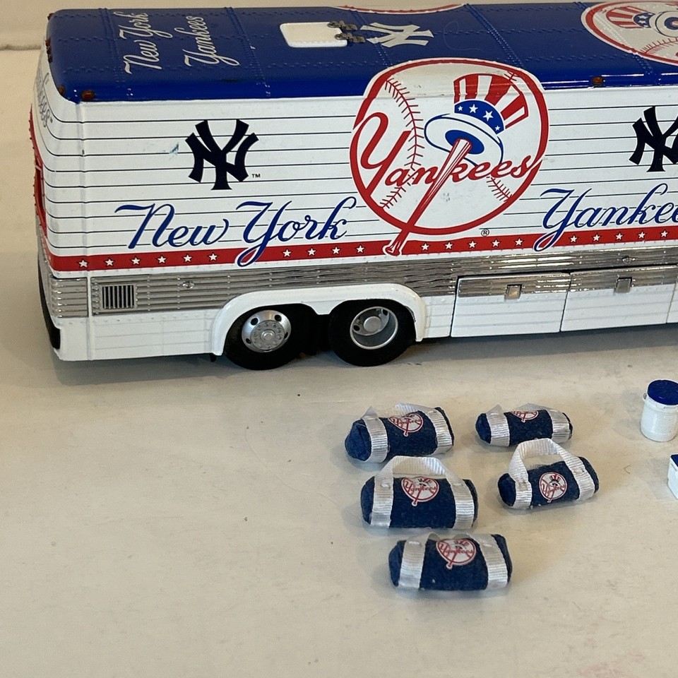 Rare New York Yankees Team Bus Danbury Mint With Miniatures- READ | eBay