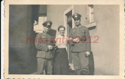 Foto, Funkstaffel der Inf., 2 Offz. m.Gretel, Worms/ Leiselheim, 1940 ...