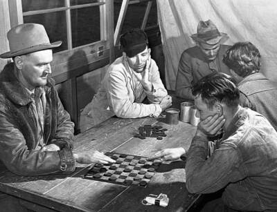 Men playing checkers camp migratory workers Visalia California 1940 Old ...