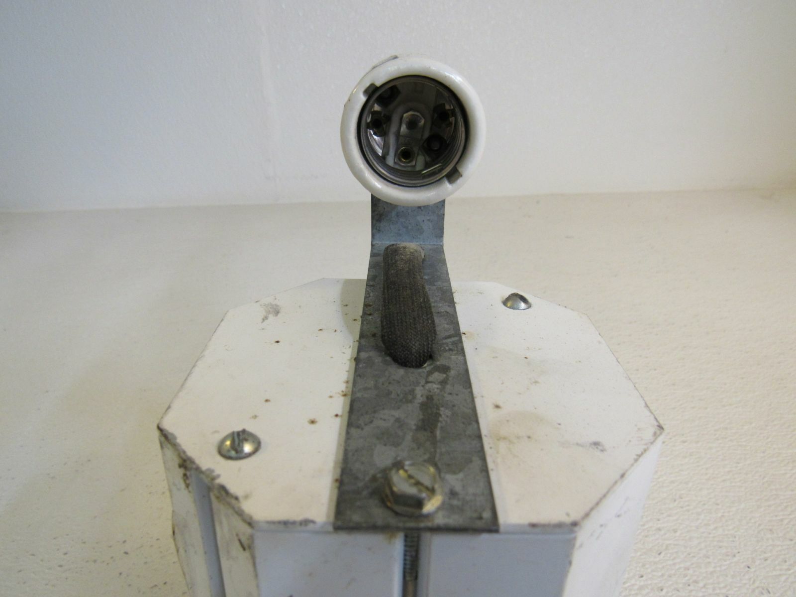 Hubbell/Sterner Light Fixture Base S68 HPS 70W HM42 10in x 6.5in NRG ...