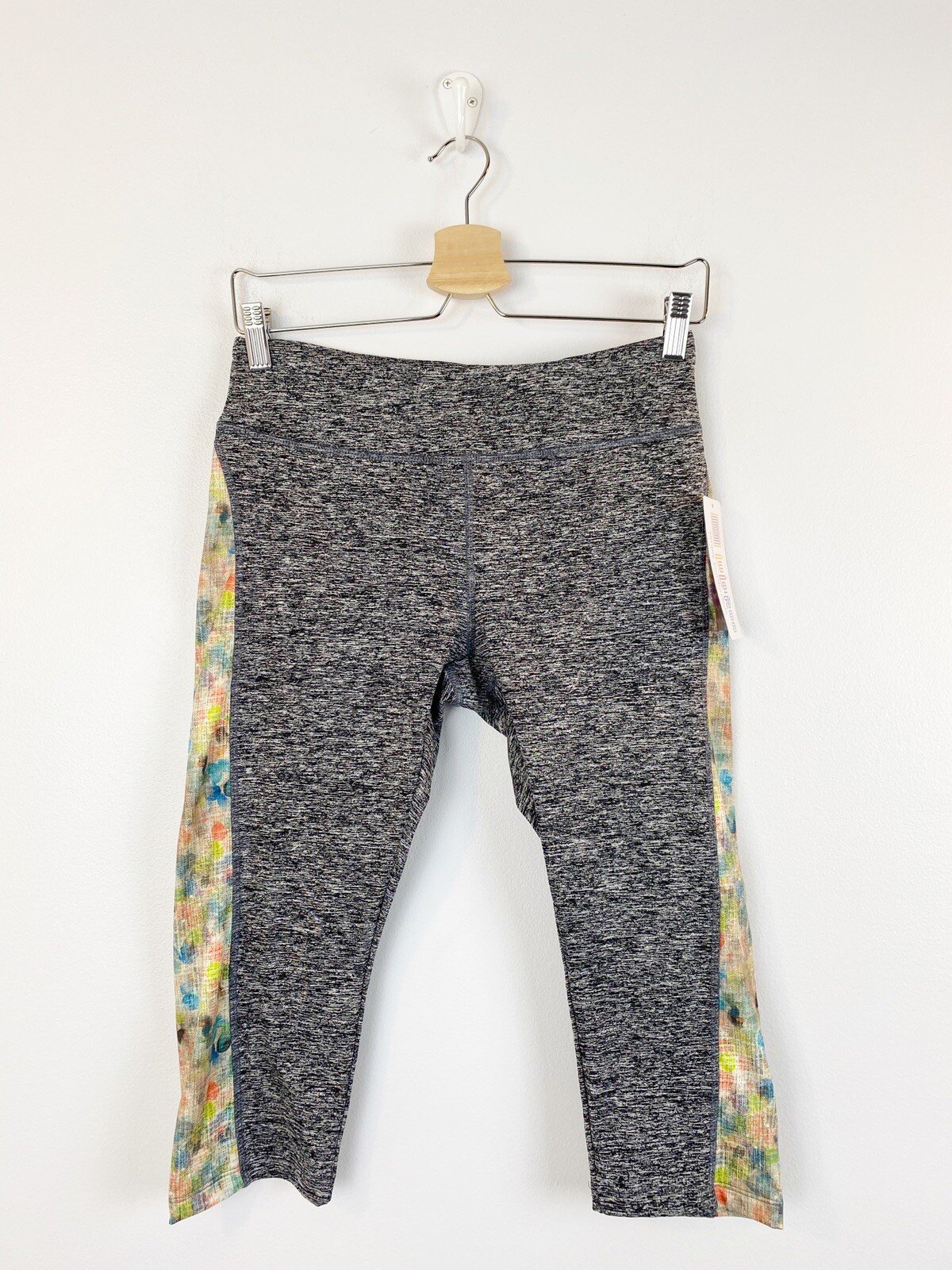 NWT LulaRoe Jade Workout Capri Leggings Medium Green, Blue, Grey, Pink ...