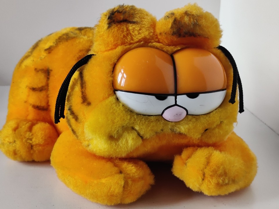 Vintage Laying Down Garfield Plush 70,s Or 80's With Free Figures Fast ...