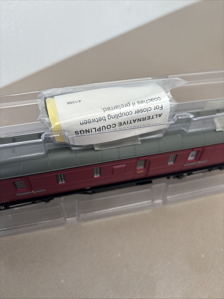 Hornby R4450A Stanier 50' Ex-LMS Parcels Van Coach M31042M, BR Crimson ...