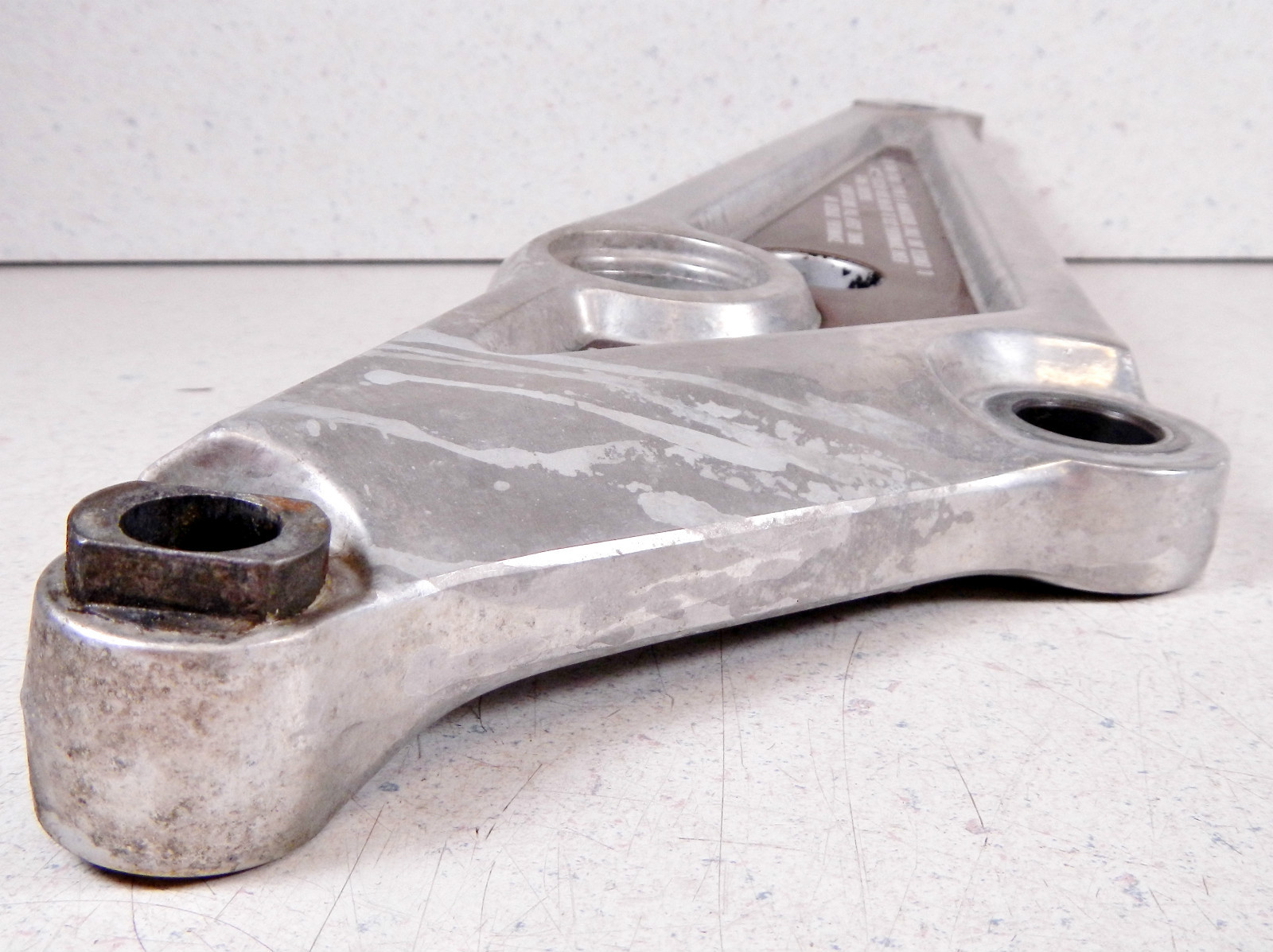 82 HONDA CB750SC NIGHTHAWK RIGHT SIDE FOOTPEG PEG PILLION STEP MOUNT ...