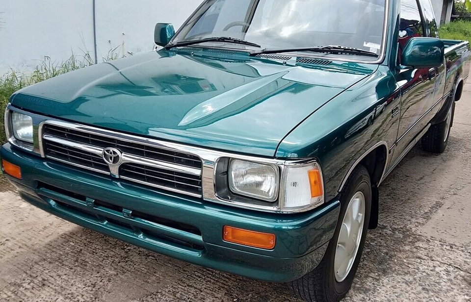 FOR TOYOTA HILUX PICKUP RN10 RN20 RN25 Windshield Mould INSERT CHROME ...