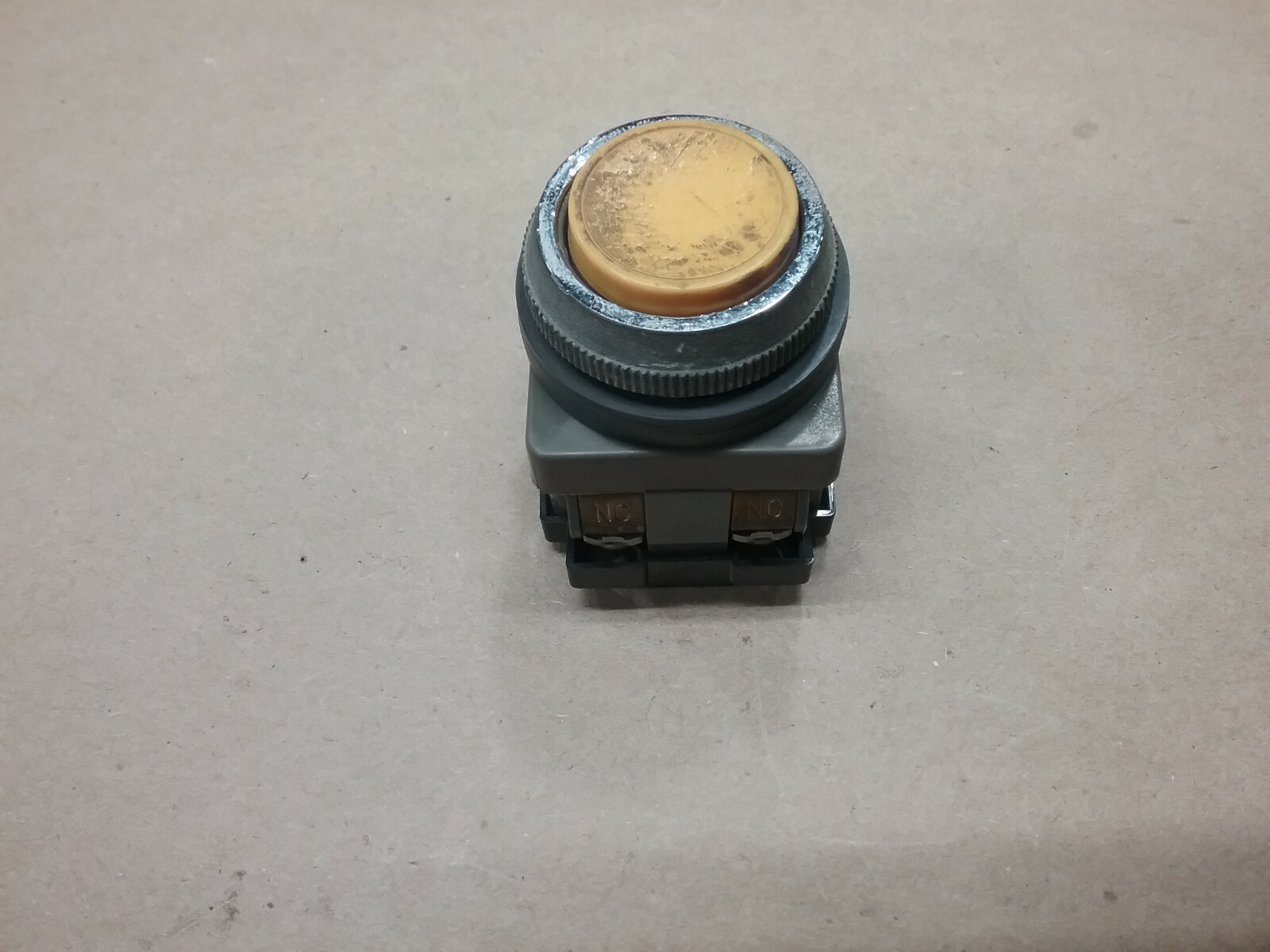IDEC ABN 41-10650 YELLOW PUSH BUTTON AC 125V 5A AC 300C 3A #30F65 | eBay