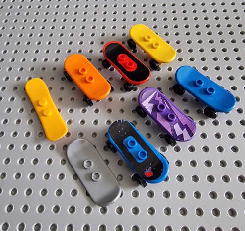 Lego City Figuren Zubehör Skateboard Snowboard 8 Stück 42511 2496 93218 ...