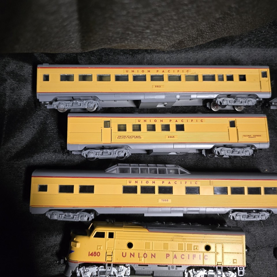 VTG HO Scale Union Pacific Train Set With Bachmann Ez-track | eBay