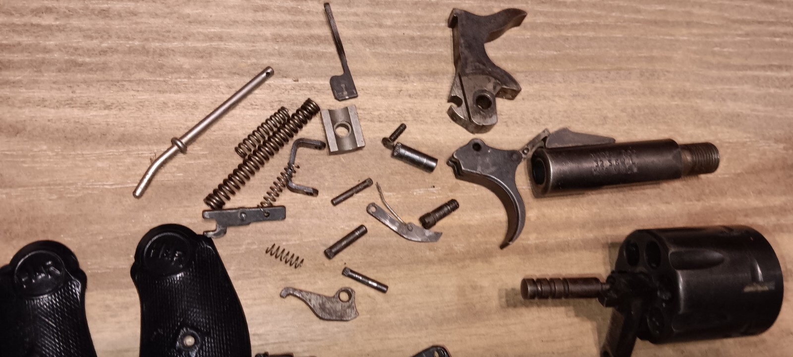 HARRINGTON & RICHARDSON 732 .32SWL REVOLVER PARTS SET | eBay