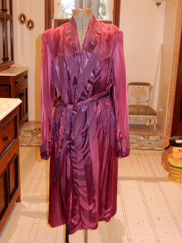 ANTIQUE EARLY 1900s MENS BURGUNDY SILK ROBE - Gem