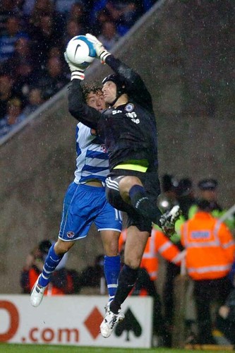Petr Cech Chelsea FC v Stephen Hunt Reading Madejski Stadium Photograph ...