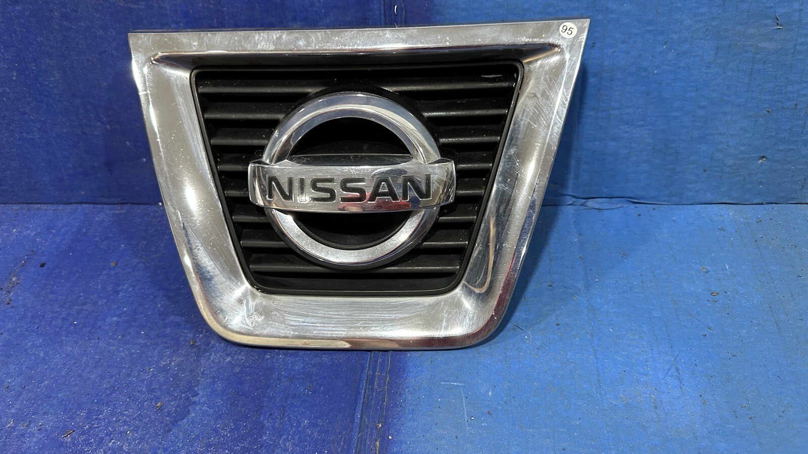 2008-2011 Nissan Rogue Front Upper Grille Molding w Emblem 62070-JM00A ...